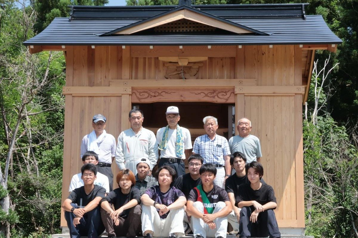 新潟佐渡市・二宮神社で地元専門学校生が「覆屋」建築！卒業生作の社殿を新たな本殿として奉納 2021年に火災で焼失、復興へまた一歩 | 新潟日報 ...