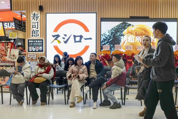 スシロー、中国で快進撃！北京1号店「週末は8時間待ち」の人気ぶり コスパの高さ売りに店舗網拡大へ | 新潟日報デジタルプラス