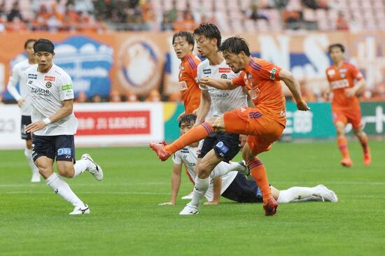 写真特集[サッカーJ1・アルビ新潟]第12節柏戦0－0（5月7日） VAR実施なしで何か起きるかも…予感的中？鈴木孝司選手の「幻」のゴール | 新潟日報デジタルプラス