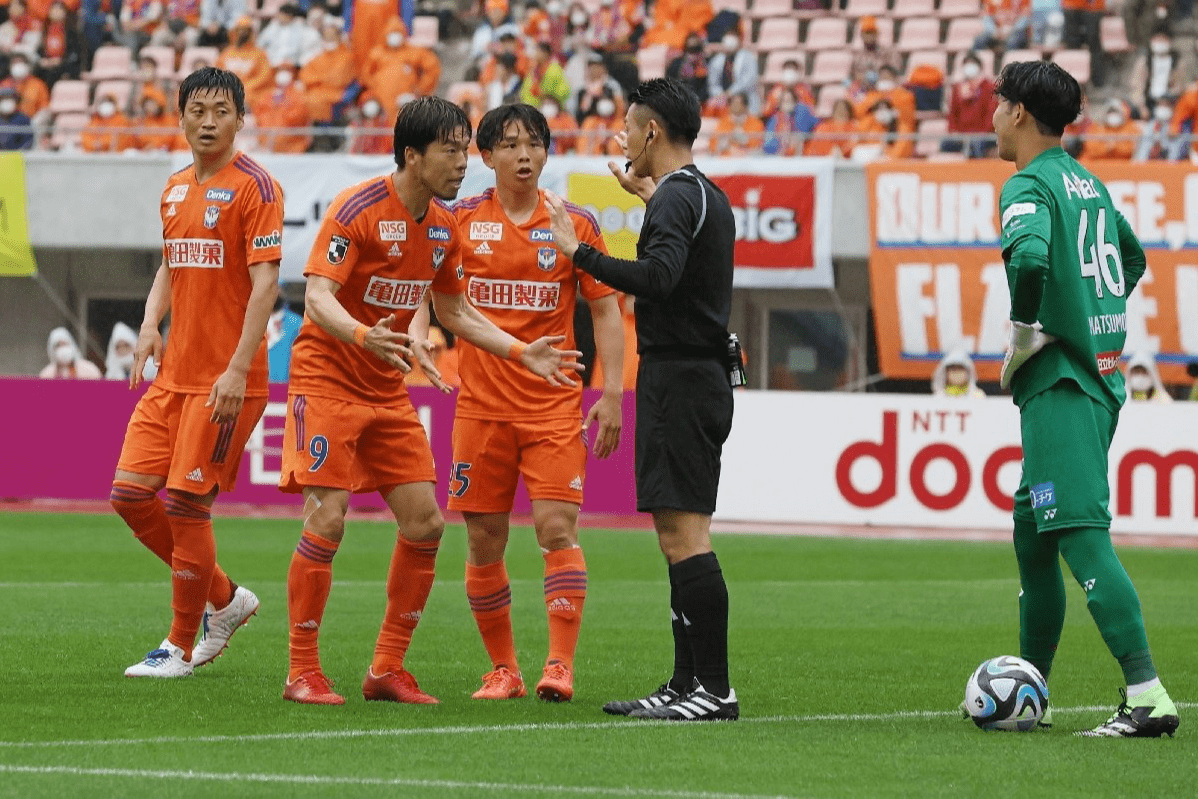 写真特集[サッカーJ1・アルビ新潟]第12節柏戦0－0（5月7日） VAR実施なしで何か起きるかも…予感的中？鈴木孝司選手の「幻」のゴール | 新潟日報デジタルプラス