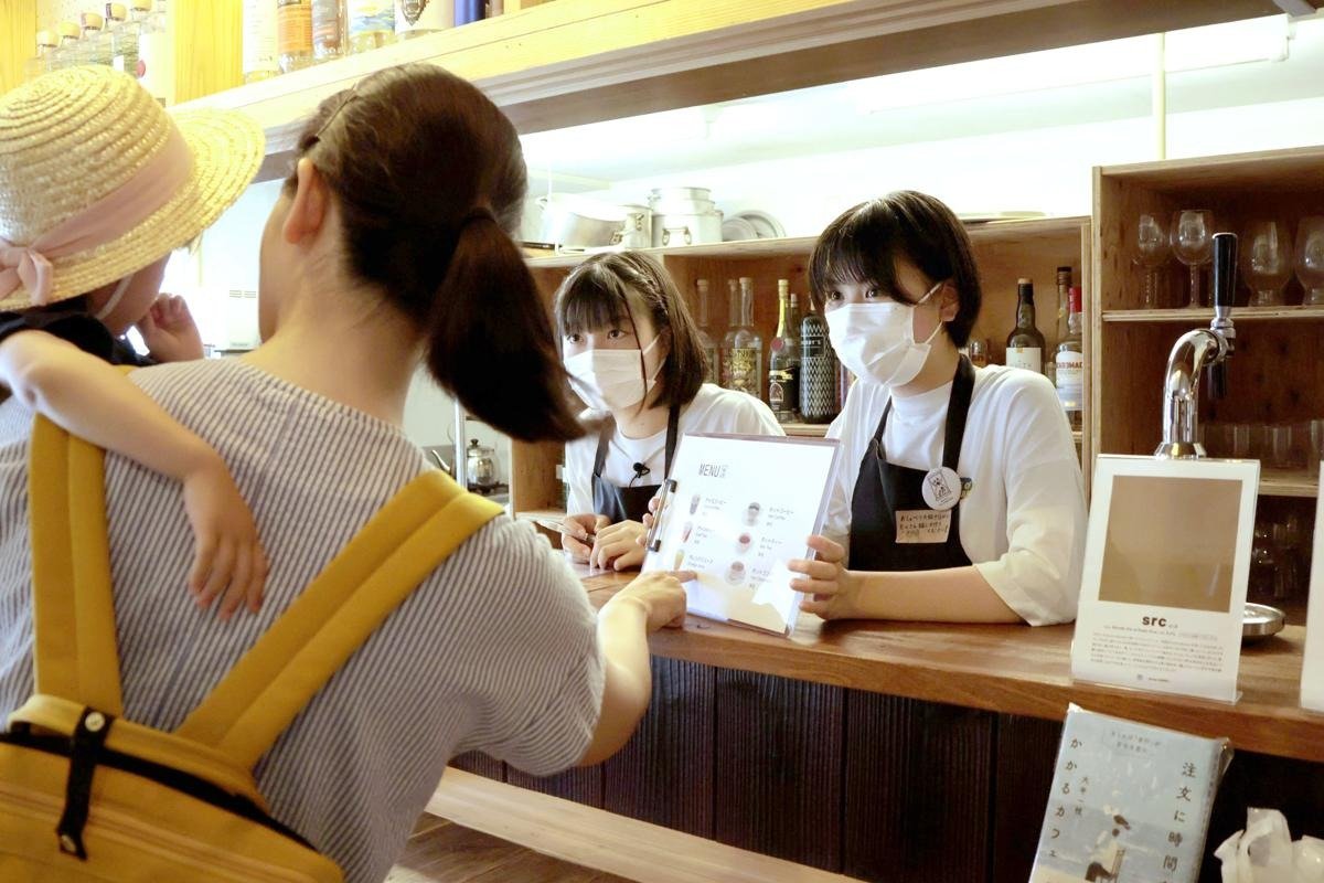 言葉は滑らかじゃないけれど、細やかに心のこもったおもてなし 吃音当事者が接客する「注文に時間がかかるカフェ」新潟佐渡市で開催 | 新潟日報デジタルプラス